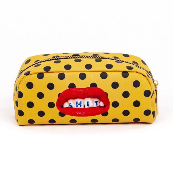 SELETTI X TOILETPAPERのコラボレーションに、ケースコレクションが新登場！カラフルで、ブラックユーモア満載のデザイン。コスメや小物、いろんなものを持ち運べます。アートディレクターのMaurizio Cattelan（マウリ...