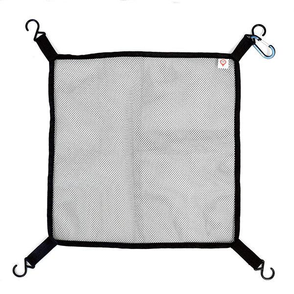 アウトドアシーンでは小物がかさばりがち。そんな収納に最適なフック掛けのハンギングネット。小物だけでなくブランケットや上着などの収納にもオススメ。フックタイプなので、テーブル下にもお使い頂けます。