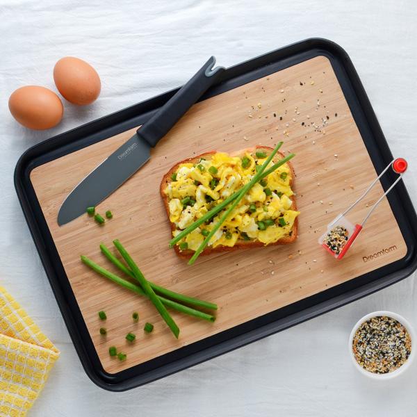 使用用途に合わせ両面使用できます。切った食材をこぼさず運んだり、水分の多い食材を切っても汚れません。【サイズ】W25.5×D1×H17cm【素材】バンブー　TPR【原産国】中国