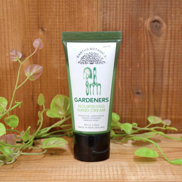 ◆ティーツリーオイル、ローズマリー、オレンジ、プチグレンを配合した皮膚を保護し、なめらかに整えるクリーム。◆リフレッシュ効果のあるユニセックスな香りです。※動物を使った実験はしておりません。【注意事項】開封後18ヶ月以内にご使用ください。