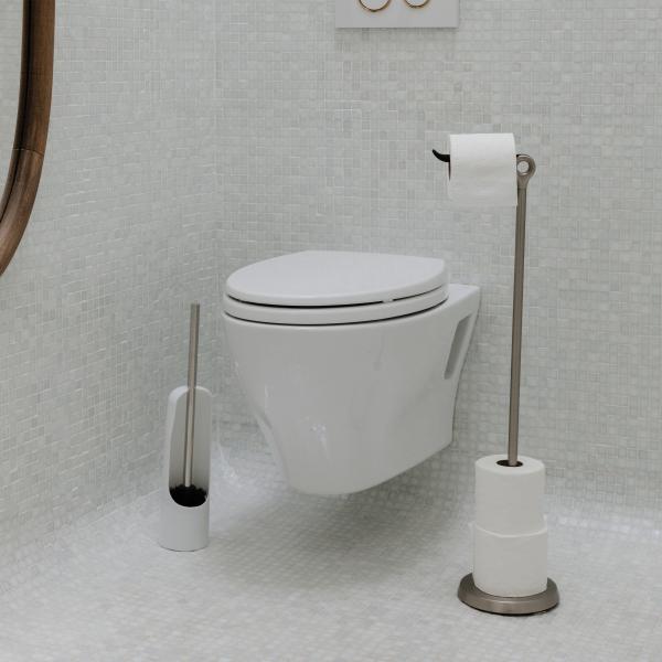 トイレットペーパースタンドです。トイレットペーパーホルダーとしてもストックホルダーとしても使え、機能性抜群です。シンプルなデザインなので、どんなシーンにも合います。