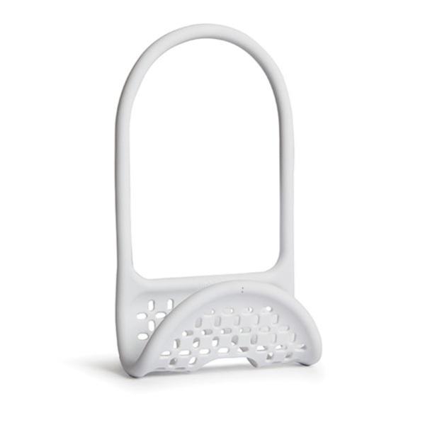 蛇口に引っ掛けて使うシンクキャディー。スポンジやブラシを収納する事ができ、穴が空いているので水切れと通気性も良いです。