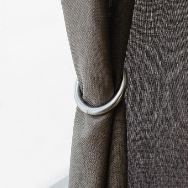 シンプルでモダンな円状のカーテンホルダー。先端にマグネットが付いていて、ねじるようにスライドさせて挟むだけでオシャレに留まります。壁に穴を開ける必要が無いので、工具は一切使わないです。壁などに固定せず自由に使えるので様々なタイプのカーテンに...