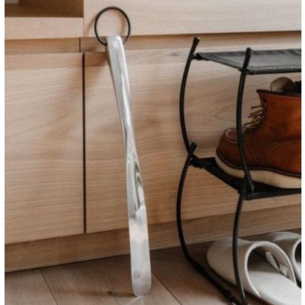 Umbra Studioデザイン。スタイリッシュでエレガントなアルミニウム素材の靴べらです。ギフトにもぴったりのアイテムです。