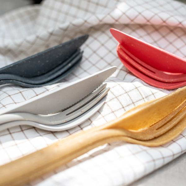 ■KLIKKカトラリーセット 3bioスプーン、フォーク、ナイフがコンパクトにまとまった、持ち運びに便利なカトラリーセットです。耐久性が高く傷つきにくにので、お弁当やキャンプなど、アウトドアでも大活躍！100%リサイクル可能な新素材「バイオ...