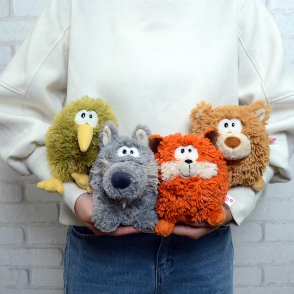 「ぼくは、キウイフルーツに変身できるよっ！」「ぼくは、ひつじに！」くるっとひっくり返すと、別のキャラクターに大変身！そんなぬいぐるみたちと一緒なら、楽しさも二倍！コロンとしたフォルムも、とってもキュート?