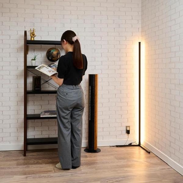 自分好みにできる、スマートなコーナーライト●電球のフロアランプとしても使えますが、色×明るさ、スピード、点滅の組み合わせで多彩な照明としても使えます●ライトの色は、1つの電球色モードと8つのRGBモード（赤、緑、青、薄黄色、紫、白、黄色）の...