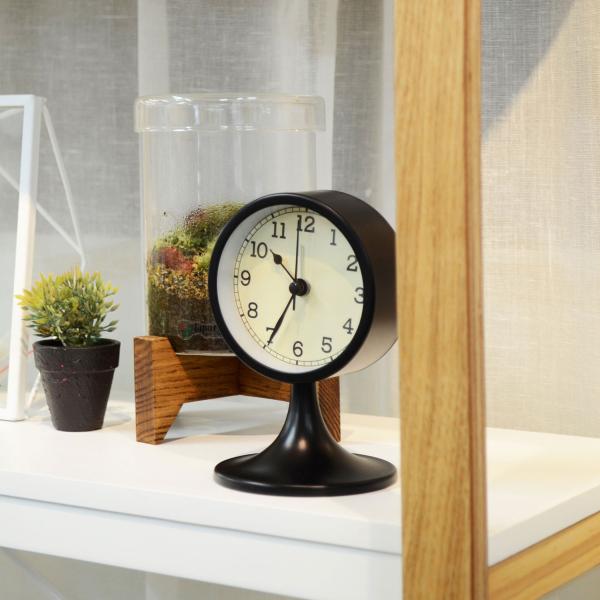 手のひらサイズのコンパクトなスタンドクロック。アラーム付きなので、ベッドサイドでも場所を取らずにお使いいただけます。さりげないデザインなので、ギフトにもおすすめです。【サイズ】W8xD8xH13cm【本体重量】185g【原産国】中国