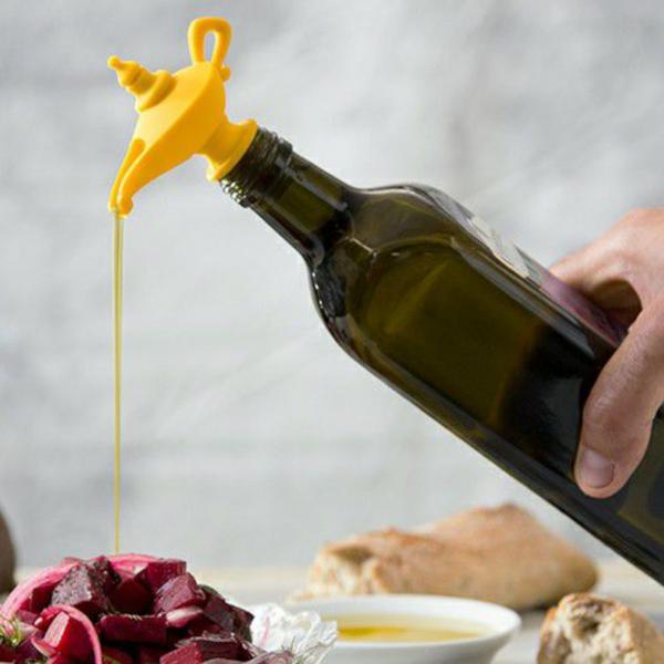 オリーブオイルの瓶などのフタ部分に取り付ければ、適度な量が出てきます。まるで魔法のランプから注がれているみたいです。素材：シリコン原産国：中国