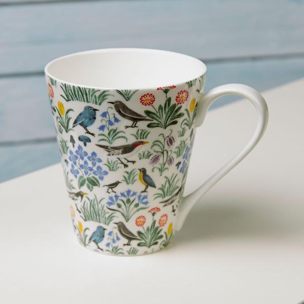 このマグカップで好奇心旺盛な庭の鳥たちと一緒に、お茶やコーヒーを楽しめます。この美しいファインボーンチャイナのマグカップには、豊かな植物の背景に彩り鮮やかな鳥のステンシルスタイルのモチーフが描かれています。この美しい自然にインスパイアされた...