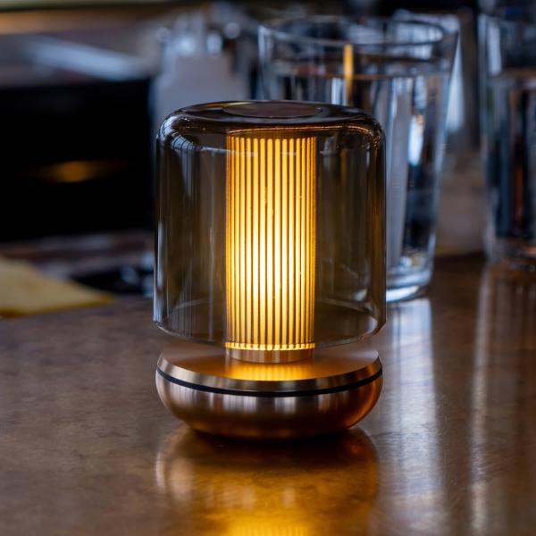 Firefly（ホタル）は温かみと居心地の良さは、多くの人のインテリアに欠かせません。Fireflyは黄昏時に見えるホタルが、ほのかな光を灯しているのを演出しています。3段階の調光可能で、つや消しまたはスモークシェードの2つのバリエーション...