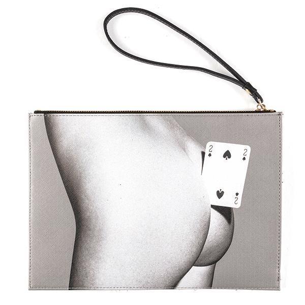 SELETTI X TOILETPAPERのコラボレーションに、ポーチバッグが登場！カラフルで、ブラックユーモア満載のデザインが、ファッションのアクセントに。アートディレクターのMaurizio Cattelan（マウリツィオ・カテラン）と...