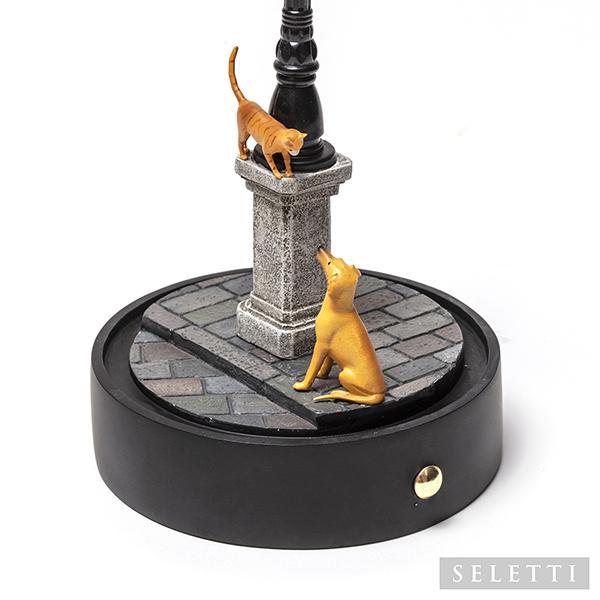 映画のワンシーンを切り取ったような世界をドームの中に閉じ込めたドーム型のランプ。イタリアのデザイナーMARCANTONIO がデザインした商品です。USB ケーブルの充電式タイプのランプになります。調光は3 段階で調節可能。コードレスで使用...