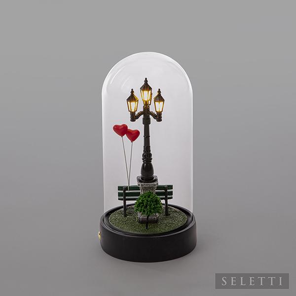 映画のワンシーンを切り取ったような世界をドームの中に閉じ込めたドーム型のランプ。イタリアのデザイナーMARCANTONIO がデザインした商品です。USB ケーブルの充電式タイプのランプになります。調光は3 段階で調節可能。コードレスで使用...