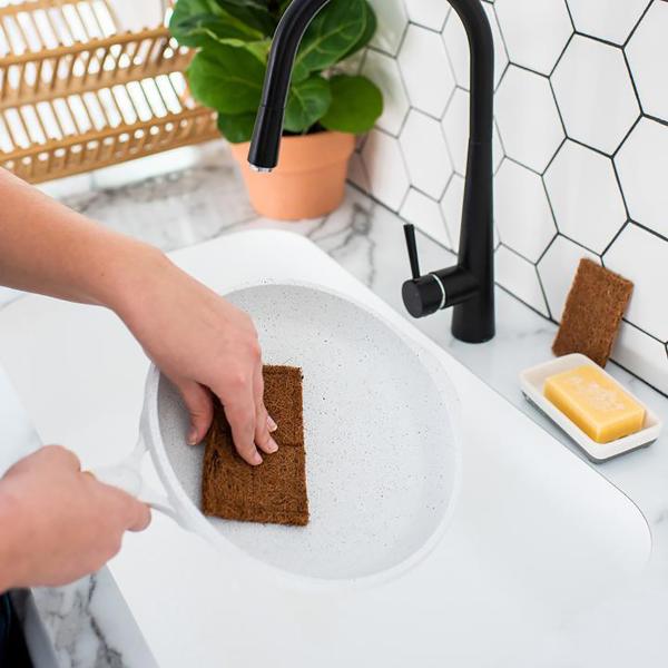 天然素材100％のZeroWasteシリーズ。本体・パッケージ共に堆肥化可能な素材でできています。使用後は洗剤とぬるま湯用いて良く洗い、吊るしてしっかり乾燥させてください。