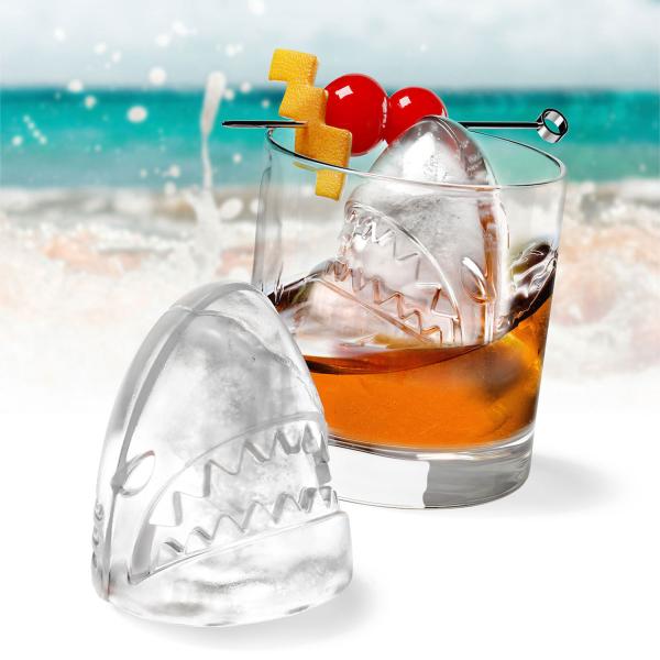 アイスボールメーカードシャークは、ドリンクに驚きのアクセントを加えます。型に水やジュースを流し込み、冷凍庫で冷やすだけでアイスボールが完成。大粒の氷は平均的な大きさの氷よりもゆっくり溶けるので、飲み物の希釈を遅らせることができます。カクテル...