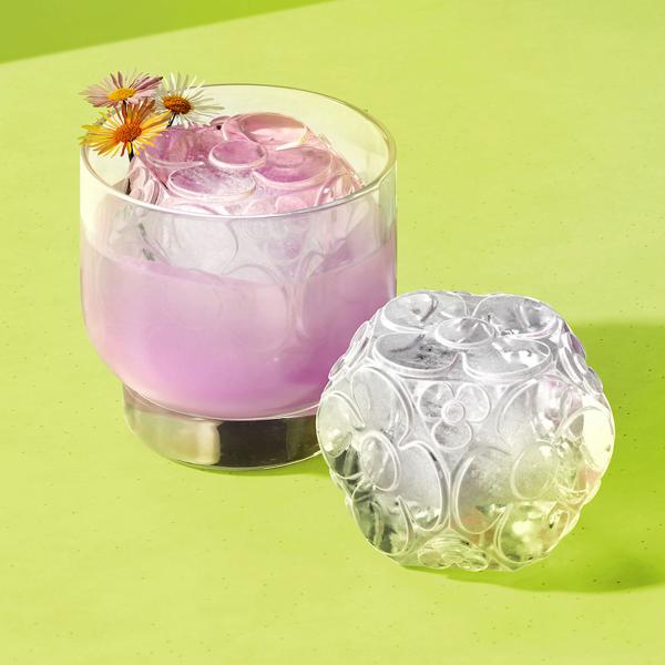 一度に2つのユニークなアイスがつくれるアイスボールメーカー。型に水やジュースを流し込み、冷凍庫で冷やすだけでユニークなアイスが完成。大粒の氷は平均的な大きさの氷よりもゆっくり溶けるので、飲み物の希釈を遅らせることができます。デコアイスが1つ...