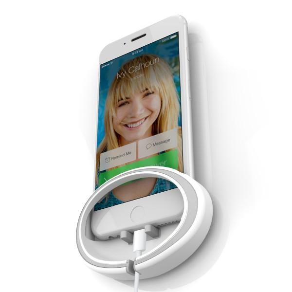 【使用方法】背面の両面テープでご使用になる場所に貼り付け、スマートフォンを置いてください。下から充電コード入れることで、充電しながらスマートフォンをご利用いただけます。製品を使用中に通話、動画などをご覧いただくと10db音が大きくなります。