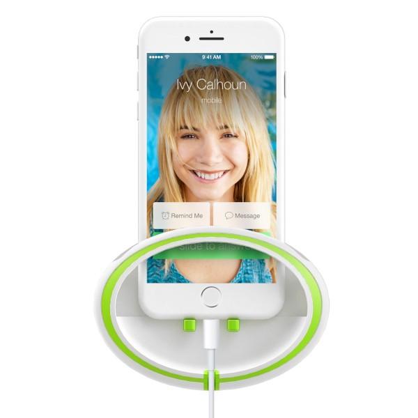 【使用方法】背面の両面テープでご使用になる場所に貼り付け、スマートフォンを置いてください。下から充電コード入れることで、充電しながらスマートフォンをご利用いただけます。製品を使用中に通話、動画などをご覧いただくと10db音が大きくなります。