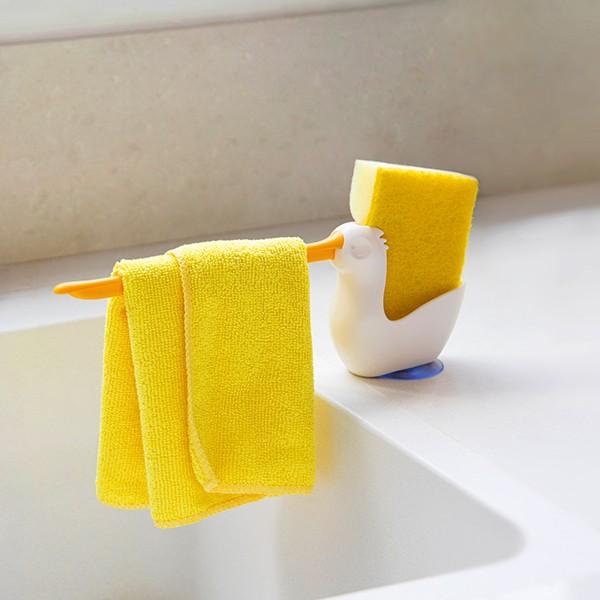 ペリカンのくちばし部分に見にタオルを掛け、背中にはスポンジを入れておけます！ペリカンの底部分には吸盤がついており、ホルダー部分を回転して使うことができるので、使い方が広がります。