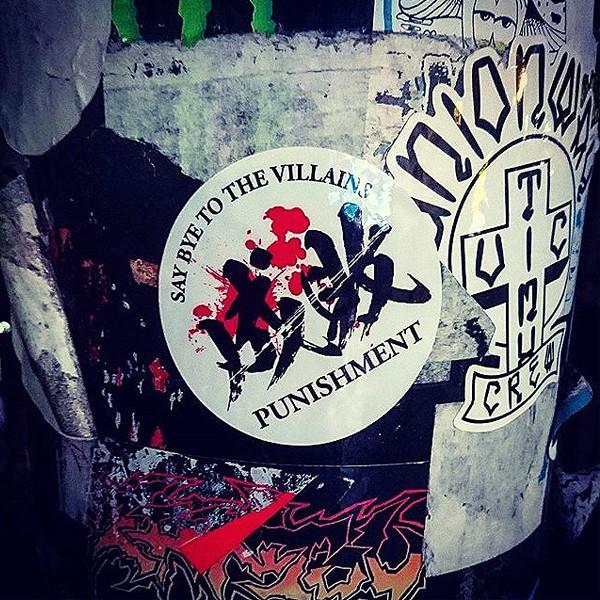 商品番号：001-00014-00049-WHIサイズ：直径7cm素材：白塩ビ特性：屋外中期使用向け、耐候インクジェット、フィルム素材、耐水、光沢PETラミネート製造：日本製塩化ビニル素材のフィルムステッカーです。比較的柔らかく、屋外用をは...