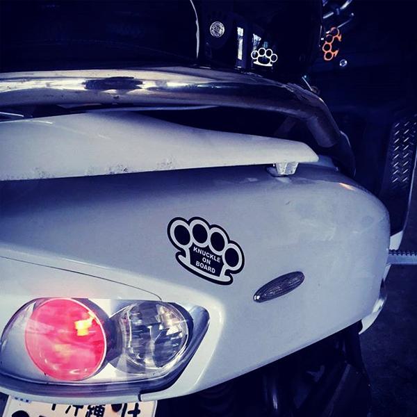 商品番号：001-00021-00070-BLKサイズ：縦7cm×横10cm素材：白塩ビ特性：屋外中期使用向け、耐候インクジェット、フィルム素材、耐水、光沢PETラミネート製造：日本製塩化ビニル素材のフィルムステッカーです。比較的柔らかく、...