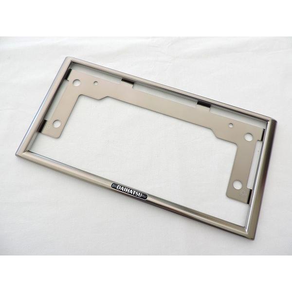 ダイハツ純正 チタン調ナンバープレートリムナンバーフレーム 1枚DAIHATSUロゴ入り【商品説明】◆チタン調のカラーリングになっているダイハツ純正の ナンバーフレームです。◆ダイハツのロゴの入った純正部品です。◆ダイハツの様々な車種に適合...
