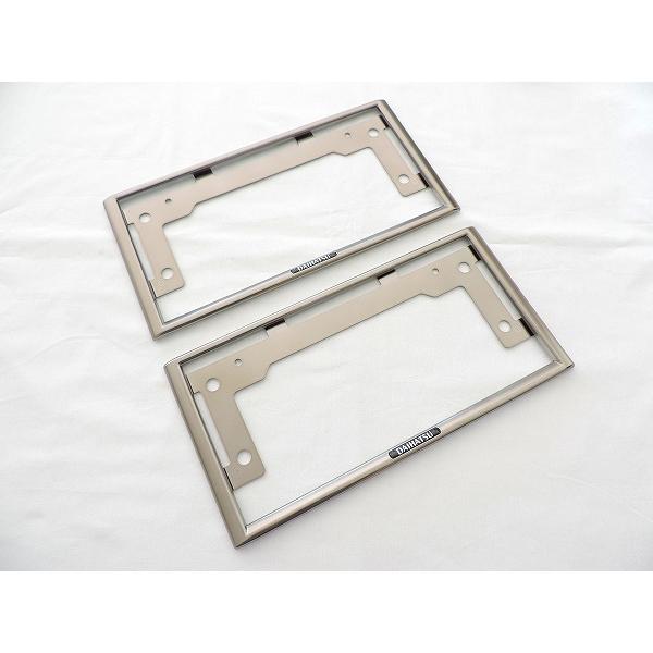 ダイハツ純正 チタン調ナンバープレートリムナンバーフレーム 2枚セットDAIHATSUロゴ入り【商品説明】◆チタン調のカラーリングになっているダイハツ純正の ナンバーフレームです。◆ダイハツのロゴの入った純正部品です。◆ダイハツの様々な車種...