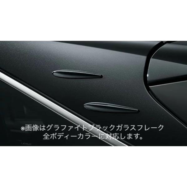 レクサス２０系ＲＸ純正オプション「エアロスタビライジングフィン」：ディープブルーマイカ意匠性を高めるとともに、走行時にフィン後方に発生する渦状の気流で車体を左右から押さえつけ、操縦安定性を確保します。 【適合車種】メーカー：LEXUS レク...