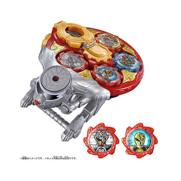 『暴太郎戦隊ドンブラザーズ』より、「DX虎的盾鑼（タイガードラ）」が登場！ドンドラゴクウ&amp;ドントラボルトが使用する盾型の武器です。虎的盾鑼にアバタロウギアを読み込むことで、レジェンド戦隊の力を使うことができます。さらに、別売りのDX...