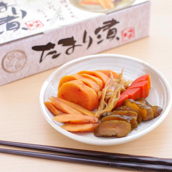 国産野菜を真心こめて丹念に仕上げたふるさとのお漬物です。吟味した香り豊かな野菜をタマリ醤油に漬け込みました。食卓の友としてご賞味くださいませ。【お召し上がり方】味と香りをそこなわずお楽しみいただくには、洗わずにお好みの長さに切ってお召し上が...