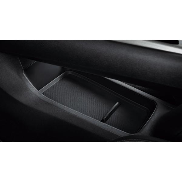 ■適合年式年式：R3年6月〜■適合型式6AA-FE13(2WD)6AA-FSNE13(4WD)■適合グレード全車■商品詳細ティッシュボックスやサングラスなどを置いても、ずれにくく収納しやすい、リブ付のエラストマ製マット。取り外しも簡単で、掃...