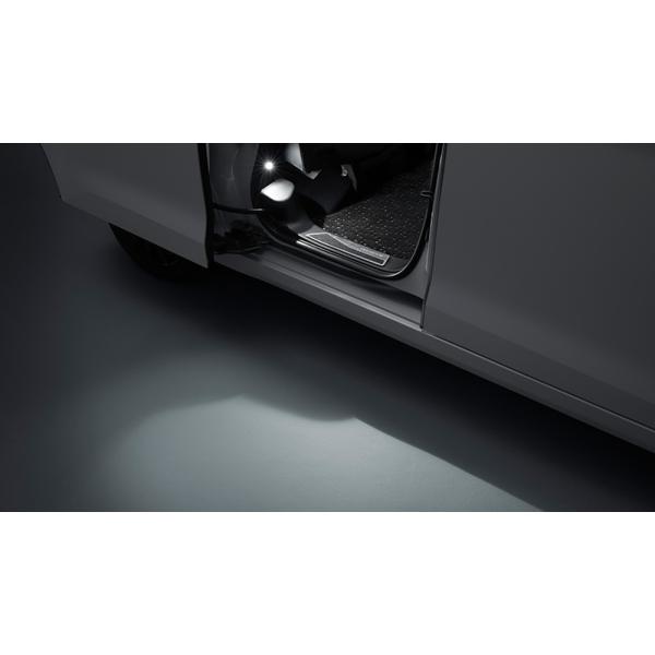 ■適合年式年式：R5年6月〜R7年9月■適合型式２ＷＤ：5AA-B44A、4AA-B45A４ＷＤ：5AA-B47A、4AA-B48A■グレード全グレード■商品詳細LEDの明るい光がリヤのステップと足元を照らし、安全な乗り降りをサポートします...