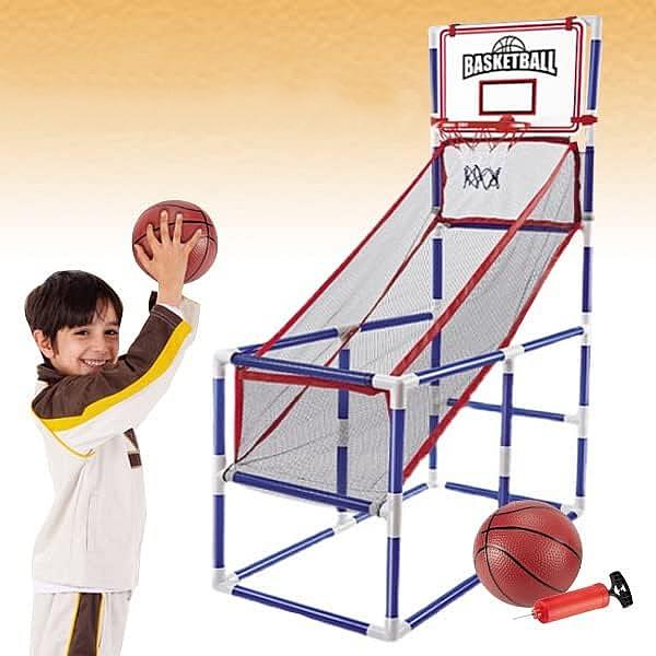 リングをめがけて、シュートを決めよう！スポーツイベント、遊具コーナーやファミリーゲームに最適です。【仕様】組立式(組立ては、お客様でお願い致します。)対象年齢6歳以上サイズ／組立時サイズH140cm×W47cm×D92cm、バスケットボール...