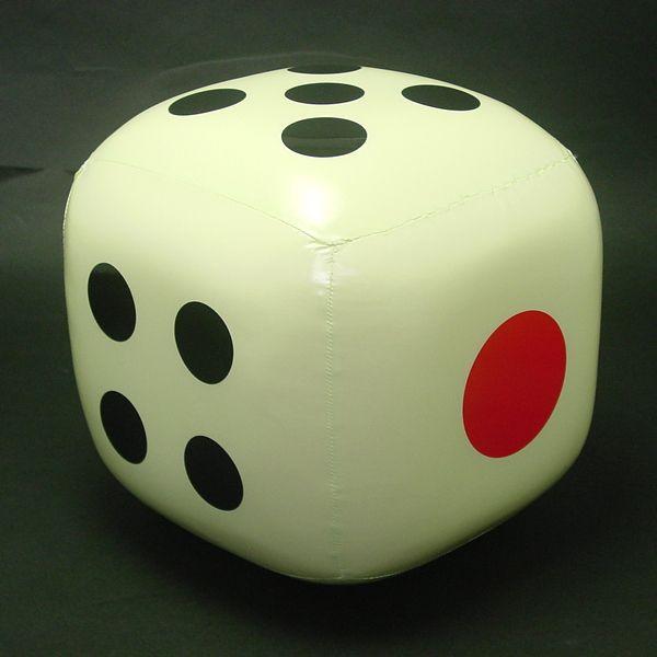 スポンジ等が詰まっていますので、軽いですが本格的な質感と雰囲気があります。角が丸くて、よく転がります。【仕様】サイズ／30cm×30cm×30cm 素材／ビニール、スポンジ重量／約410g 特大・巨大サイコロ・大きい・ビッグ・大きなサイコロ...