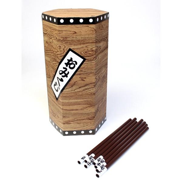 【仕様】組立式(組立ては、お客様でお願い致します。)サイズ／箱(筒)直径17.5cm×33cm、おみくじ棒直径1cm×25cm素材／箱(筒)＝段ボール、おみくじ棒＝プラスチック(PVC)【セット内容】おみくじ筒、おみくじ棒24本、飾り用シー...