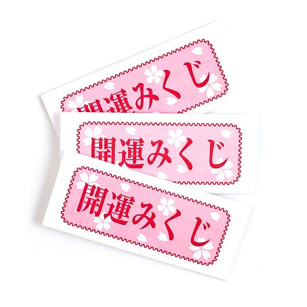 折りたたみ済み(のり付け済み)のおみくじです。【仕様】サイズ／伸ばし時5.8cm×23.5cm、折りたたみ時5.8cm×2.5cm素材／紙【セット内容】おみくじ100枚(50枚×2)セット(大吉、吉、中吉、小吉、未吉のアソート※凶、大凶は含...