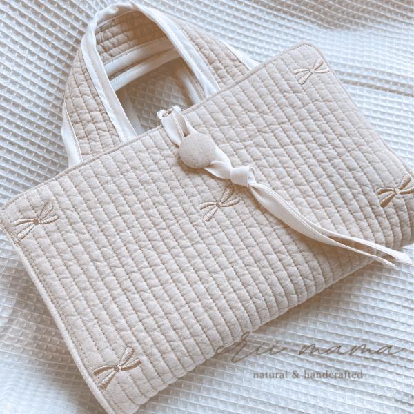 看護学生に大人気！韓国でトレンドの【ヌビ生地】を使った「レビューブック専用カバー」です。ふんわり柔らかく、上品な風合いのヌビ素材は、韓国でも大注目のトレンドアイテム。バッグに入れても傷や汚れを防ぎ、清潔に保てるので、毎日の勉強や実習に安心し...