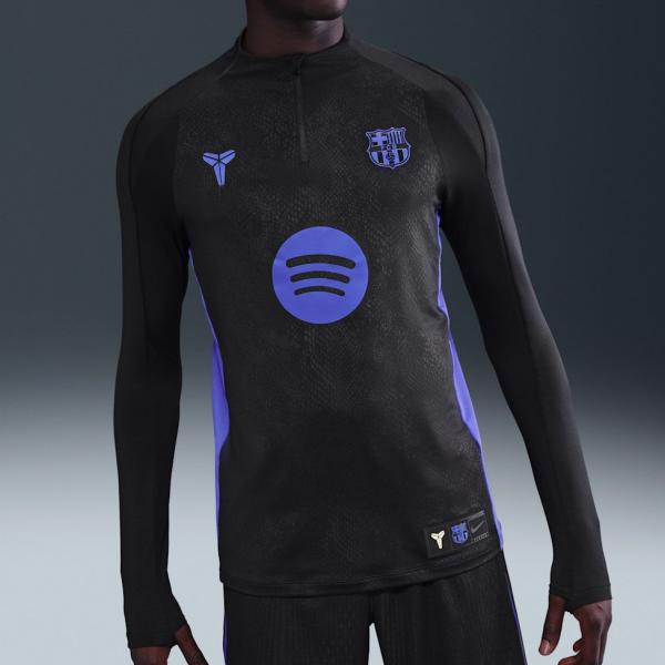 FCバルセロナのオフィシャルトレーニングウェア。コービー・ブライアント・ブランドとのコラボアイテム。ナイキのロゴに代わり「コービー・シース」ロゴが付属されます。Dri-FITテクノロジーにより、ドライで快適な着心地。軽量で伸縮性のある素材で...