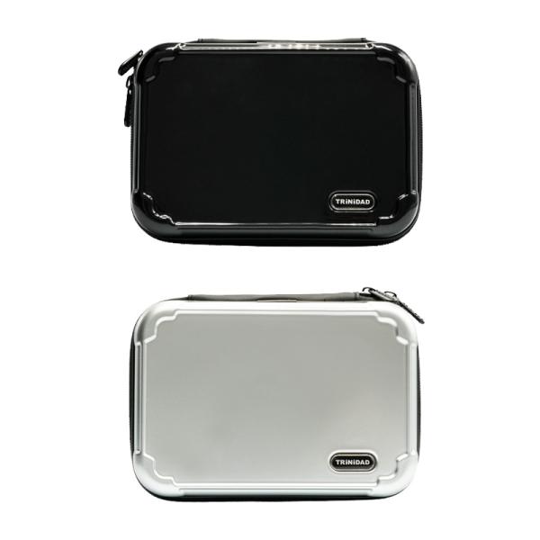 【発売日：2026年03月28日】TRiNiDADの定番ダーツケースにハードモデルが登場。バレルをセッティング状態で2セット、CONDOR AXE等シャフト、ティップ、カードが収納可能。無地タイプ2種とプレイヤーデザインタイプ8種からお選び...