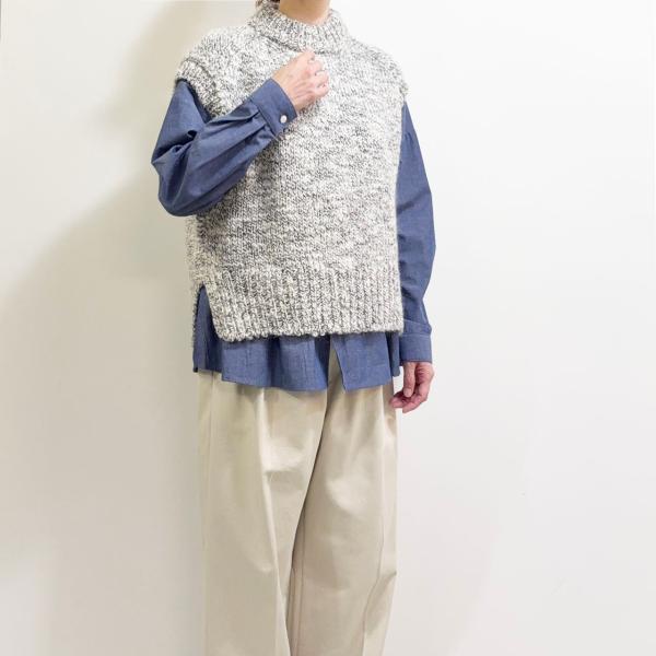 COMM.ARCH.  コム・アーチ　  HAND FRAMED   CHUNKY MOCK VEST東北地方でハンドフレーム（手横編み機）のみでニットウェアを製作している職人の手によって作られた貴重なニット南米産の弾力感あるウルグアイイウ...