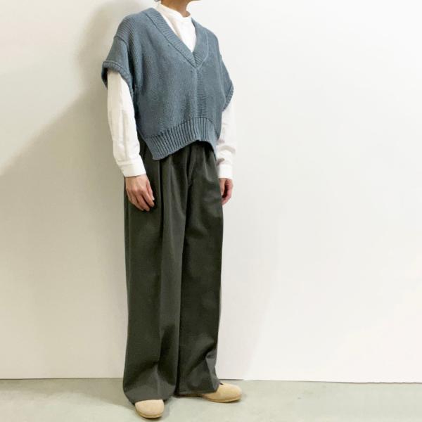 COMM.ARCH  コム・アーチ　  HAND FRAMES CHUNKY S/S P/O　東北地方で現存する、貴重な手横編み機職人が時間をかけてざっくりとしたベストに小さな袖がついたデザインの半袖ニットを編み立てています素材はインド綿を...