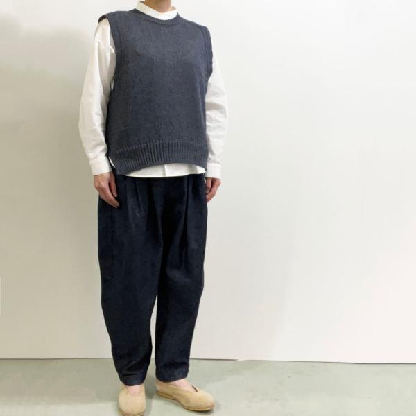 COMM.ARCH  コム・アーチ　HAND FRAMES CO.SI.SLEEVELESS 　東北地方で現存する、貴重な手横編み機職人に時間をかけザックリとしたスリーブレスのプルオーバーニットを編んでもらっています素材はインド綿のテープヤ...
