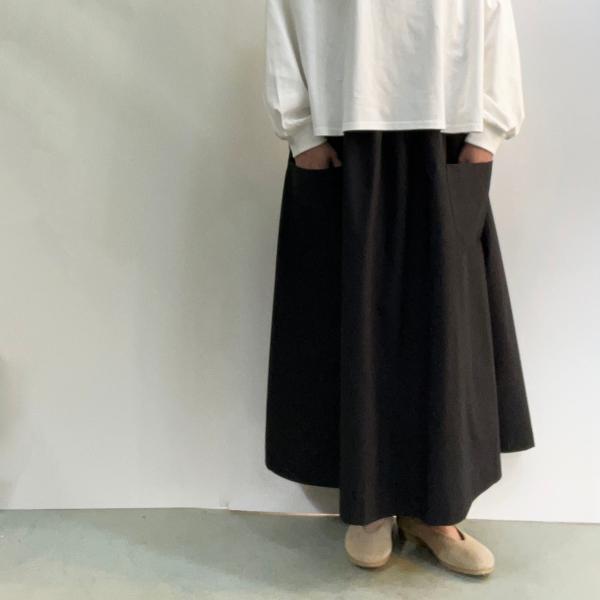 ASYMME LAYER POCKET SKIRT適度なハリとしなやかさを兼ね備えた上質なタイプライター生地を使用フロントサイドの大きなパッチポケットがデザインの特徴となっています片側のみポケットが二つ重なっているデザインポケットの上段部分...