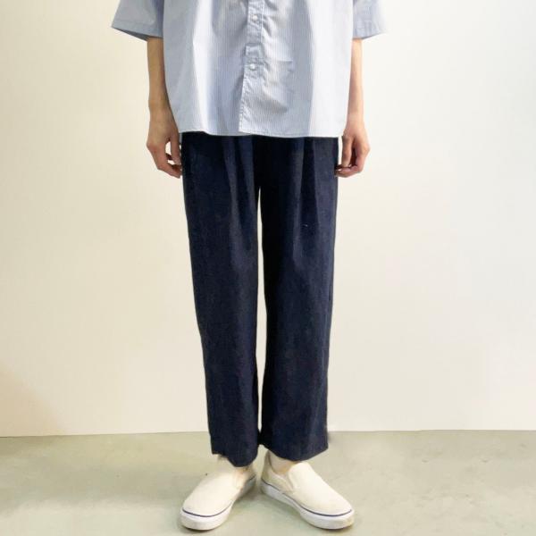 8オンスの柔らかく軽いコットンリネンデニムを使用ウエスト周りはゆったりしていてワタリは太すぎず細すぎず、裾に向けてテーパードシルエットとなっています２タックと、タックから出ているようなデザインのポケットが特徴ウエストはゴム仕様になっていおり...