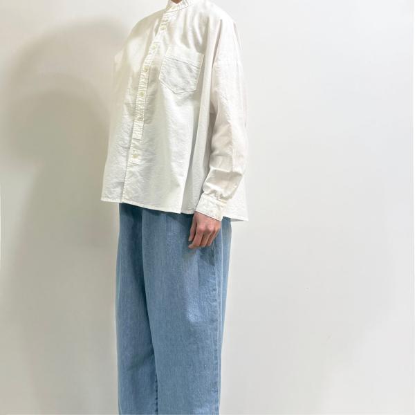 普遍的で飽きのこないワークシャツ柔らかさと耐久性を兼ね備えたオックスフォード生地を使用し、オーセンティックなポケットや丁寧な縫製など細部までこだわったクラシックな仕立てが特徴身体のラインを拾わないゆったりシルエットで、快適な着心地を実現シン...