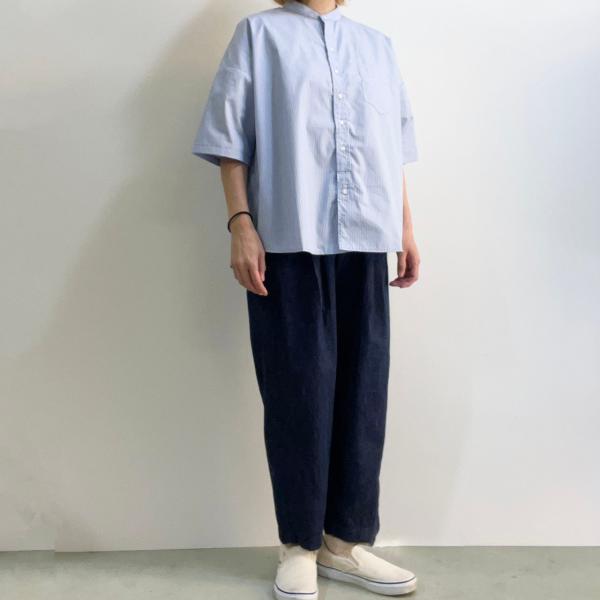 8HALF SLEEVE  WORK OVER SHIRTS  独特のシャリ感と乾いた肌触りが特徴のコットンタイプライターのストライプ洗濯後はシワになりにくく、乾きやすいといったイージーケアも魅力の一つですオーセンティックで普遍的なディテー...