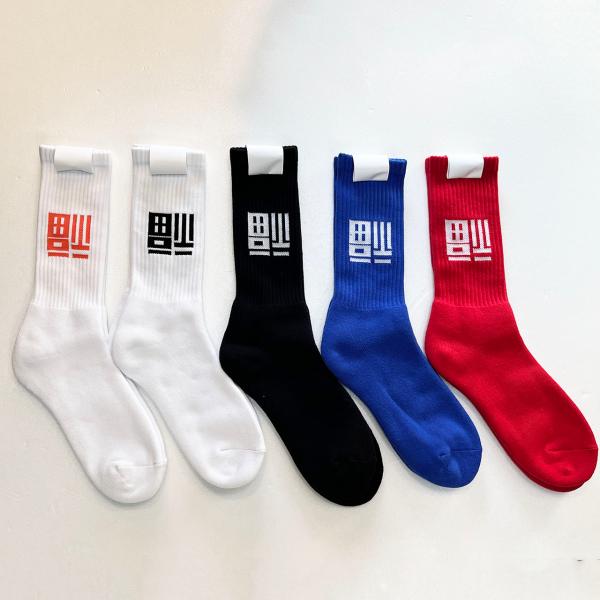 decka(デカ)は靴下らしい靴下を提案。限られた製造工程の中で表現する最高なベーシック。一流の脇役という考え方。誰でも合わせられるのが名脇役。服と靴は主役。　靴下は脇役。バランスが大切というモノづくり。幸運や幸福を表現する言葉をデザインに...