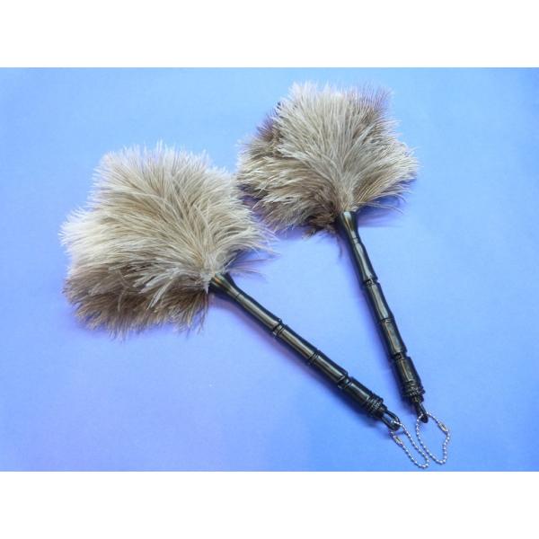 【発売日：2021年10月01日】全長２８ｃｍ　（羽根約１０ｃｍ・グリップ１８ｃｍ） 羽根横幅約１５ｃｍ 材質：羽根「オーストリッチ（ダチョウ）メス毛/パールグレー色」　　　　　「鶏毛 黒キャラ毛」 　　　柄　「黒竹型グリップ/ポリエチレン」