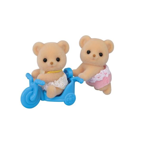 ■発送倉庫:玩具倉庫（※千葉県からの発送）■種別:おもちゃ■発売日:2025/02/08■メーカー:エポック社■対象年齢:3歳以上■説明:ふわふわの毛が特徴のビスケットクマのふたごちゃんと三輪車のセットです。 三輪車にはふたごちゃんのどちら...